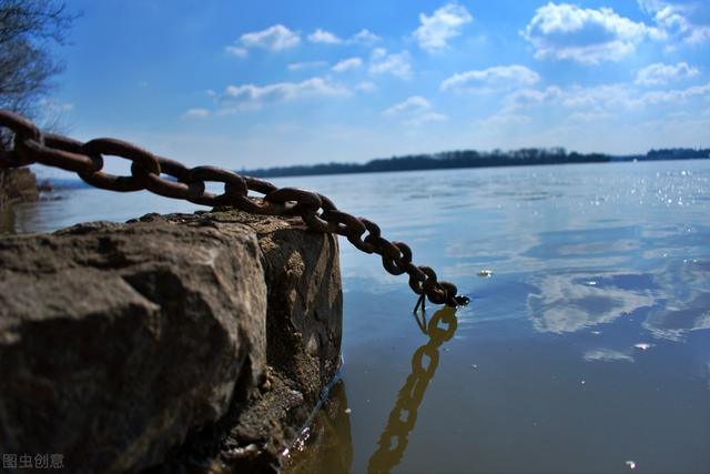 The bleak autumn wind blows the Wu Gorge in Wushan, and the fallen ...
