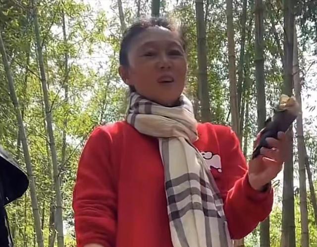 61-year-old Wu Qiong is too old to be recognized. She does farm work like a village woman, her ...