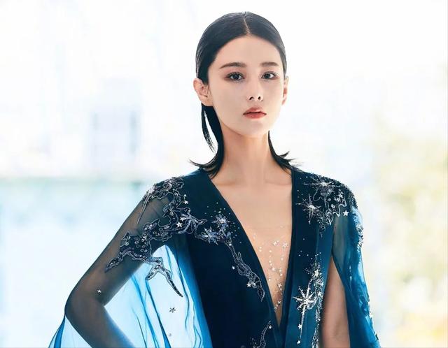 She wore Dunhuang murals on her body, and Zhang Xinyu, Zhang Jingying, and Wang Yibo wore ...