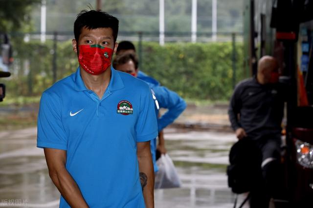 Gu Cao is an old water dispenser administrator?His sitting on the ...