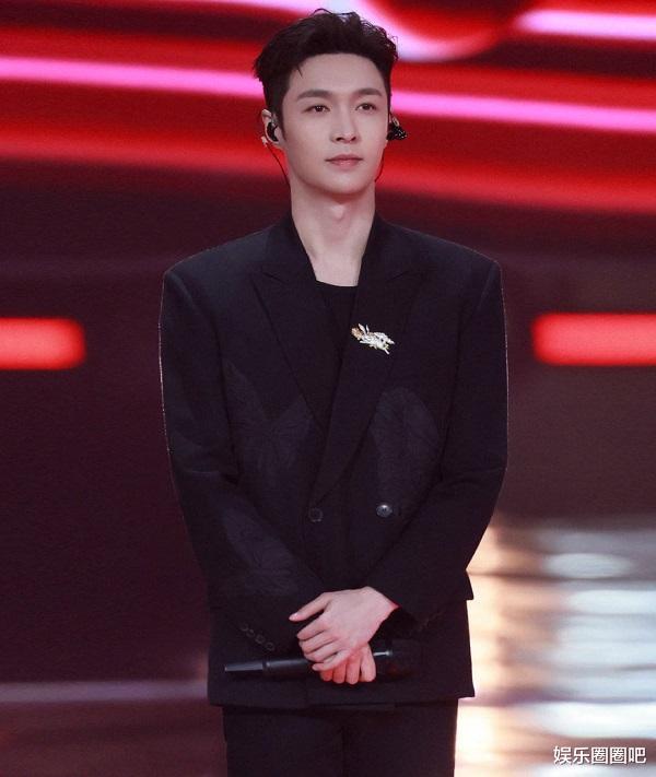 Zhang Yixing recorded the Spring Festival Gala!Wearing a denim jacket ...