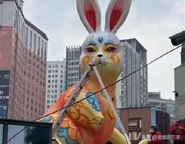 The rabbit lighting in Chongqing Three Gorges Square is extremely "ugly ...