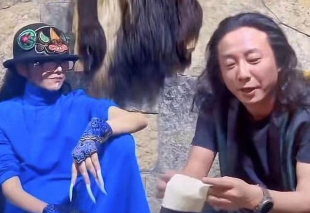 63-year-old Yang Liping had a dinner party with her family. She stepped ...