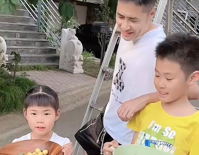 Huang Zheng picks cherries in the garden of his mansion!A pair of ...