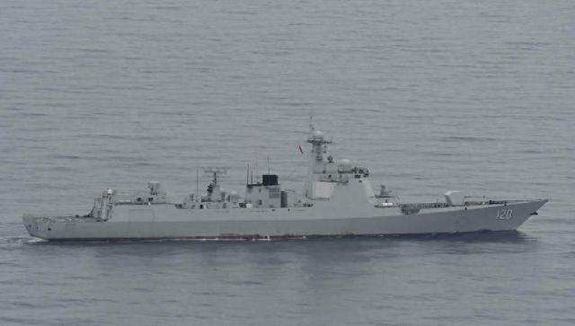 The Vietnamese drone is approaching 052D, and the shooting is blurry, but it reminds the PLA ...