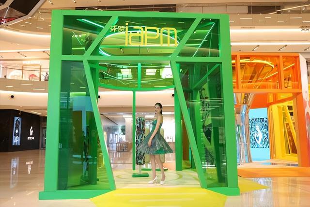"Dazzling Space" fashion art season in iapm mall, together with high ...