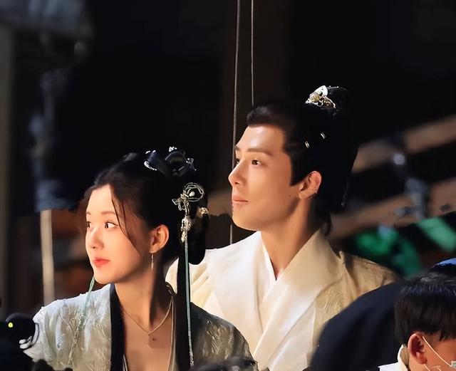 Zhao Lusi and Wang Anyu's new drama Reuters released two people looking ...