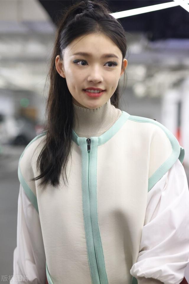 Lin Yun's color-blocked top and dress left the hotel, showing her ...