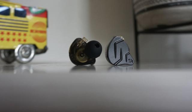 In-Ear Monitors (IEMs) vs Earbuds: What's the Difference? - iNEWS
