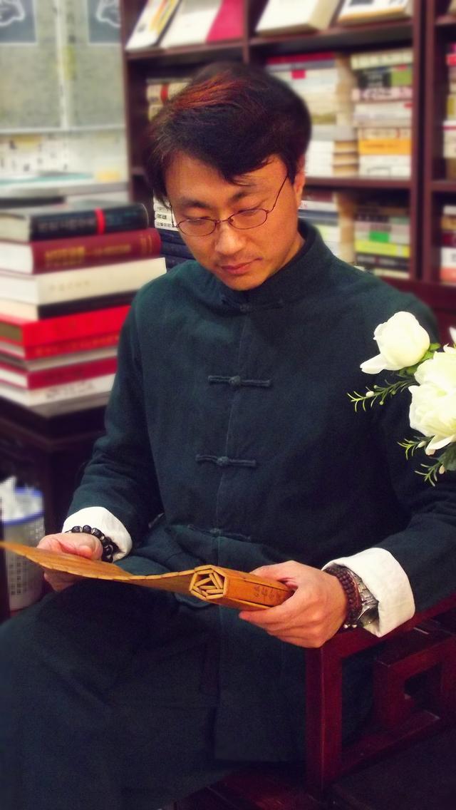 Feng Zhiliang, a famous researcher on surnames and an expert on ...