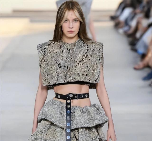 Gu Ailing is full of fashion sense!The T-stage debut can easily control ...