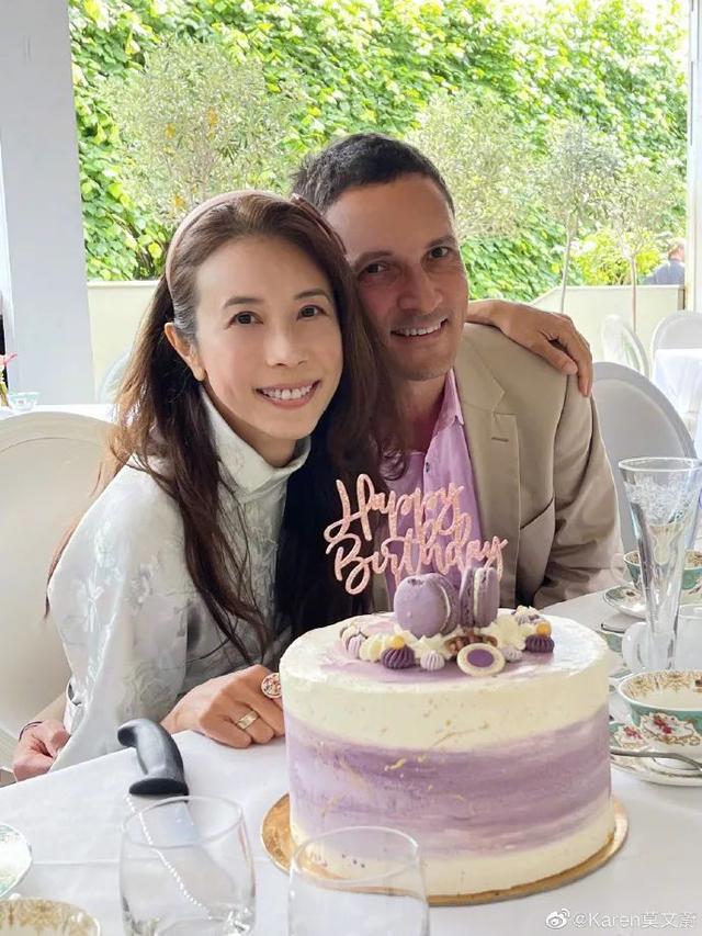 52-year-old "Queen of Love Songs" Karen Mok took a photo with her ...