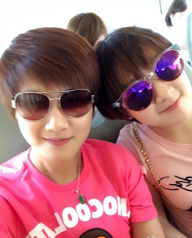 Chen Meng and Ding Ning took a group photo with cute short hair, Chen Meng scissors and Ding ...
