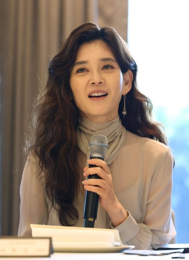 The eldest princess of Samsung attended the event. Her figure was ...