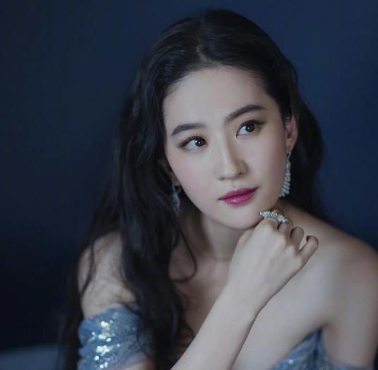 35-year-old Liu Yifei appeared in a luxury store without makeup, with long hair and shawls like ...