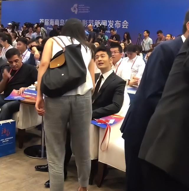 Female fans asked Huang Xiaoming for a photo, he immediately agreed, no ...