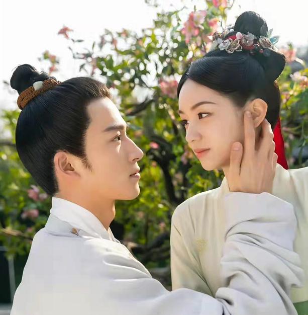 Zhou Ye's first photo of "Come for Dark Fragrance", the male protagonist is Liu Zixing, and the ...