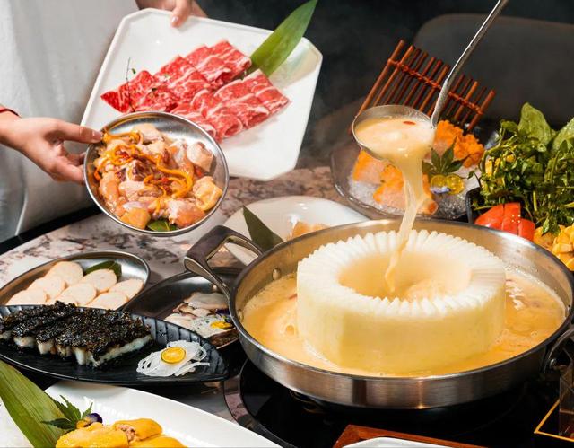 The first store of "Jin Fu Dao, Winter Melon Gu Bian Furnace" has ...