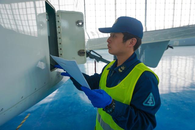 First Sergeant Liu Yawei: Exquisite skills underpin flight safety - iNEWS