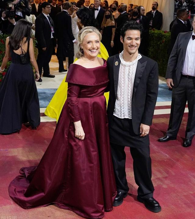 Hillary rarely walks the red carpet!The 74-year-old was crushed into a ...