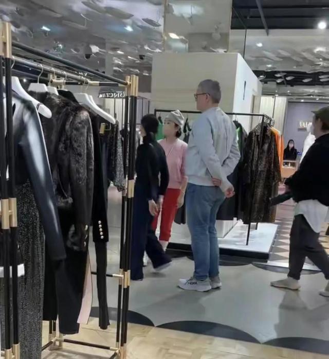 Brigitte Lin appeared shopping in France, 68 years old with an old look ...