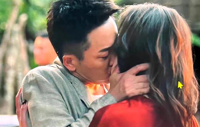52-year-old Liu Yijun and 29-year-old Wang Xiuzhu held up the only kiss scene in "Ice Rain and ...
