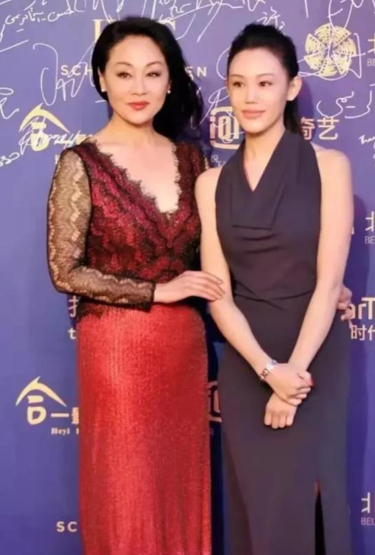 Wang Ji and her daughter rarely fit together. She is still beautiful at ...