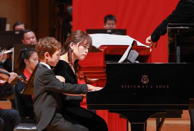 A young pianist who is not afraid of challenges and moves forward ...