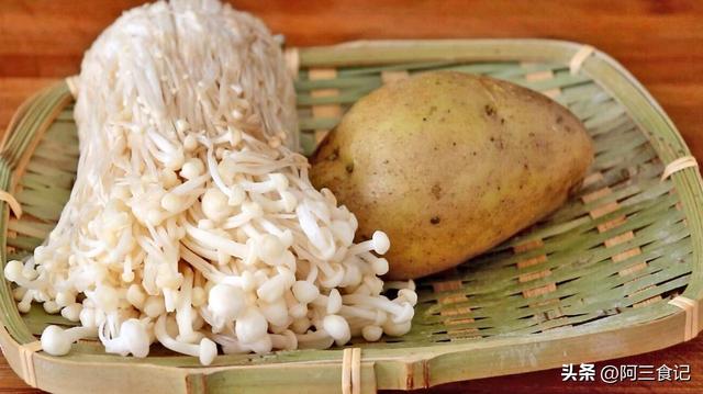 Add a potato to the enoki mushroom and mix it with your hands. It's too ...