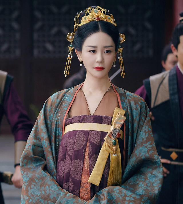 38-year-old Hai Lu plays the mother in the new drama, and 40-year-old ...