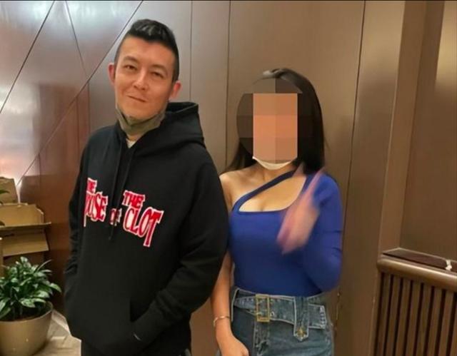 41-year-old Edison Chen was met by chance!Taking pictures with sexy ...