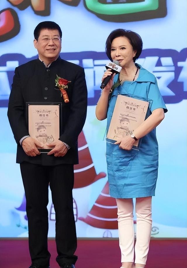 The older Cai Ming gets, the more "fashionable" he wears. He wears a ...