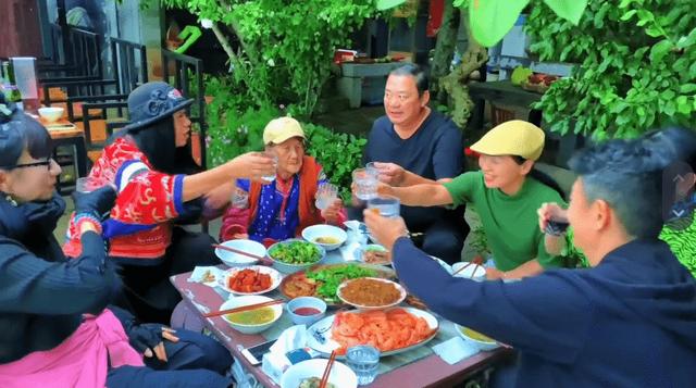 Yang Liping's family held a family banquet in their hometown, and the ...