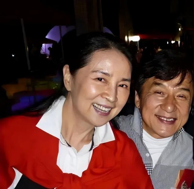 The photo of Jackie Chan and his wife is so loving! Lin Fengjiao is ...