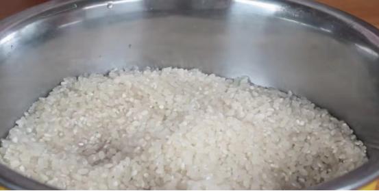 After the fall, don't cook the rice directly, add a handful of red ...