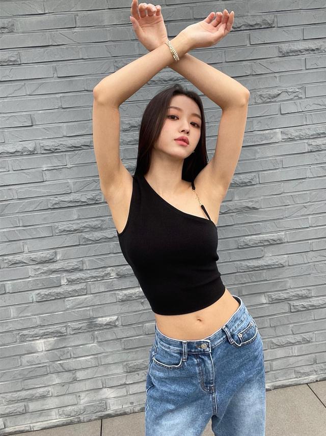 "Flat stomach, ant waist", Korean actress YooA shows off her body in ...