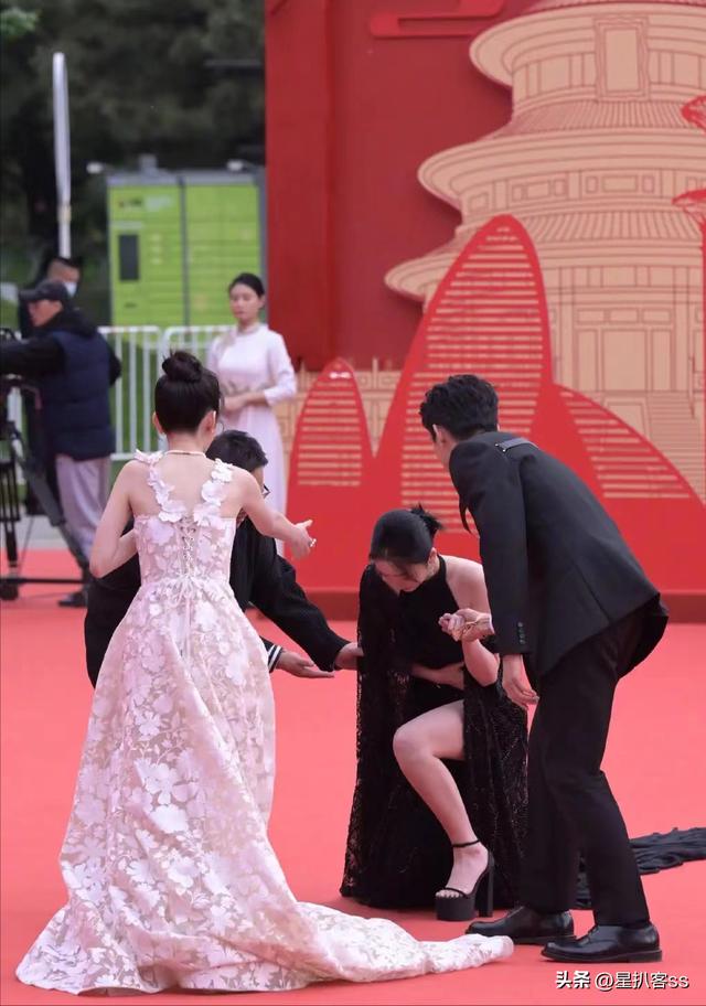 The female star fell down on the red carpet again. Is this phenomenon ...