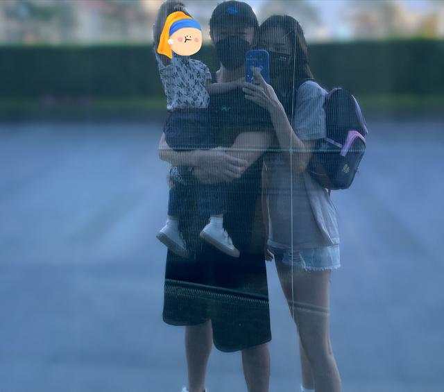 Lin Feng accompanies his wife and daughter on a trip, Zhang Xinyue ...