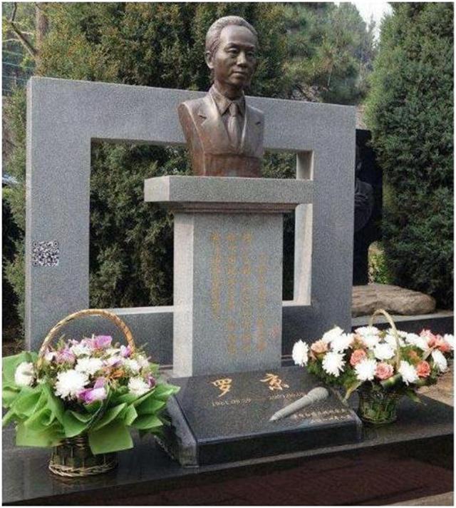 CCTV anchor Luo Jing passed away 14 years ago, the bronze statue in the ...