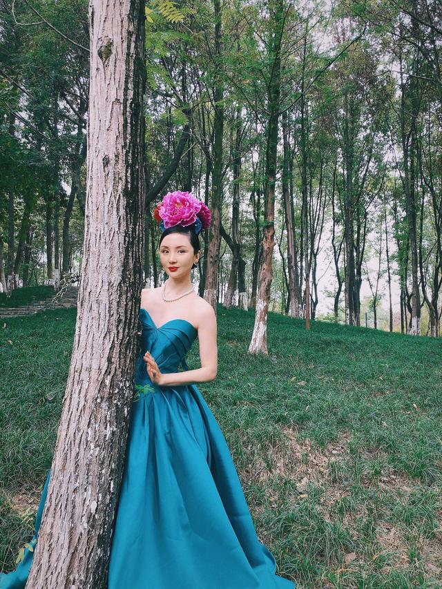 Actor Hongli's birthday photo shows the atmospheric design with good ...
