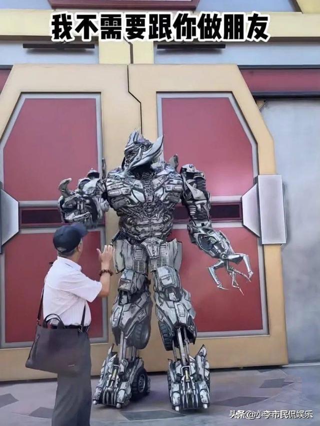 Who is the actor who plays Megatron in Universal Studios? - iNEWS