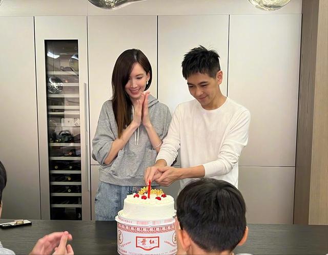 Lin Zhiying made her first appearance after a car accident. She weighed ...