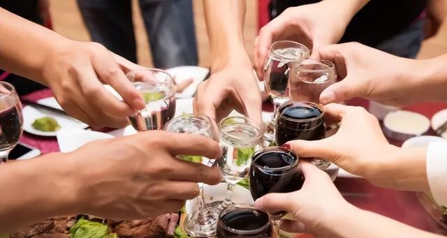 The 3 most rude behaviors at the dinner are both hated and looked down ...