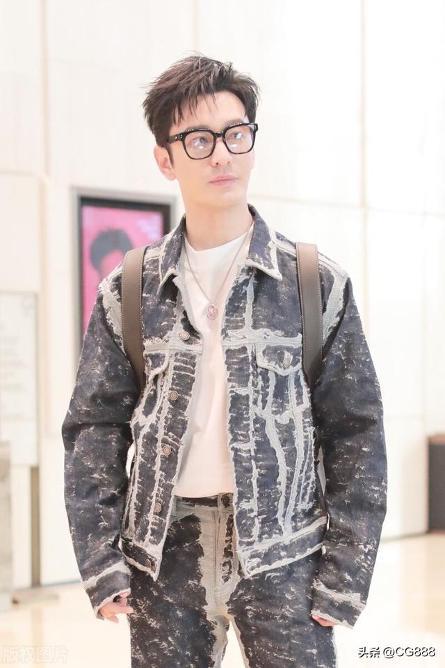 Celebrity Airport Photos Huang Xiaoming Appeared at Hunan Changsha ...
