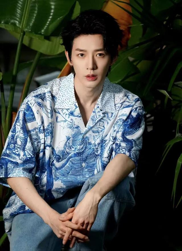 Deng Wei is doing business in the mirror. The blue earrings are the ...