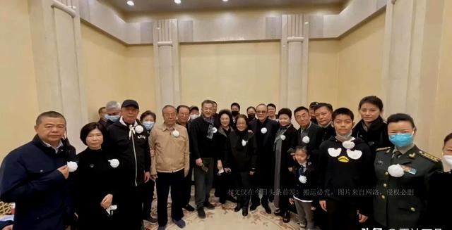 63-year-old Huang Hong made a rare appearance and was all smiles at the ...
