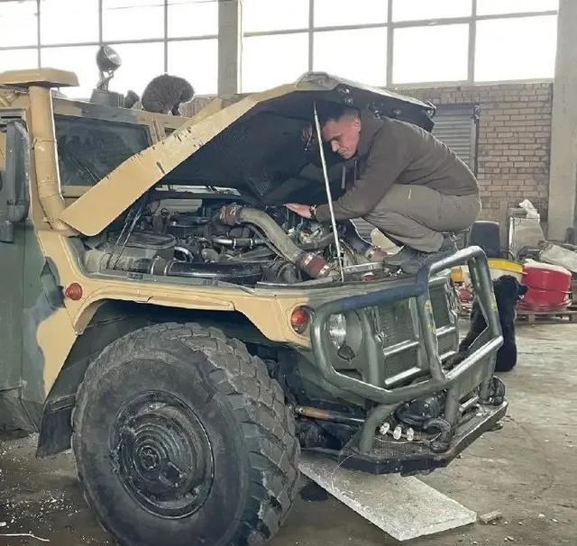 Ukrainian experts disassemble the Russian Tiger armored vehicle and ...