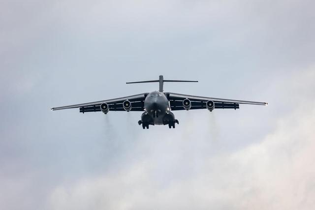 The Yun-20 formation flew to Afghanistan, loaded with earthquake ...