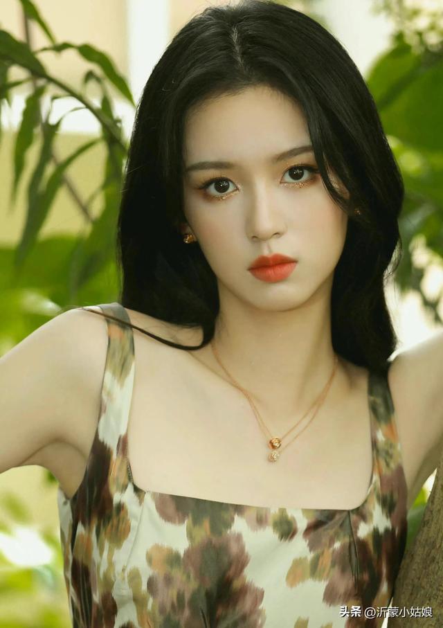 Zhou Ye, a cold and pure beauty, with a handsome and delicate face, is so beautiful - iNEWS