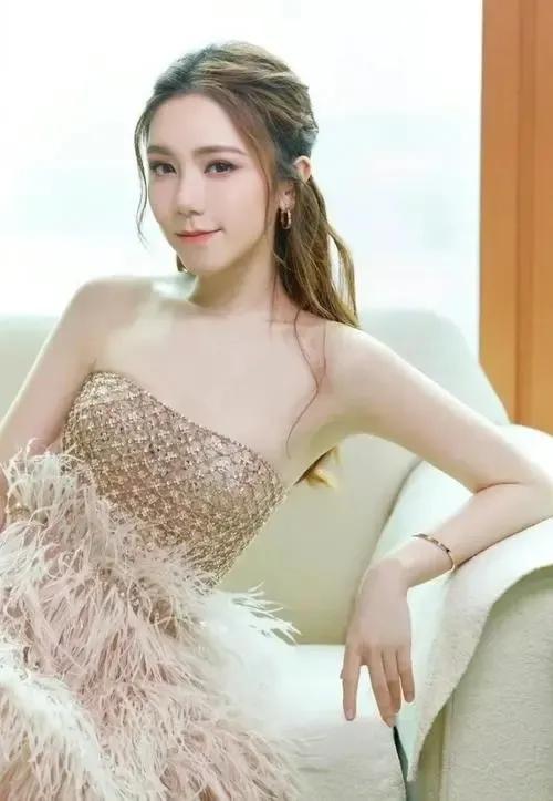 Interesting facts about Deng Ziqi - iNEWS